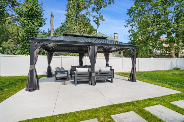 Backyard Gazebo In Quiet Nyc Suburban Stay - Yonkers, NY