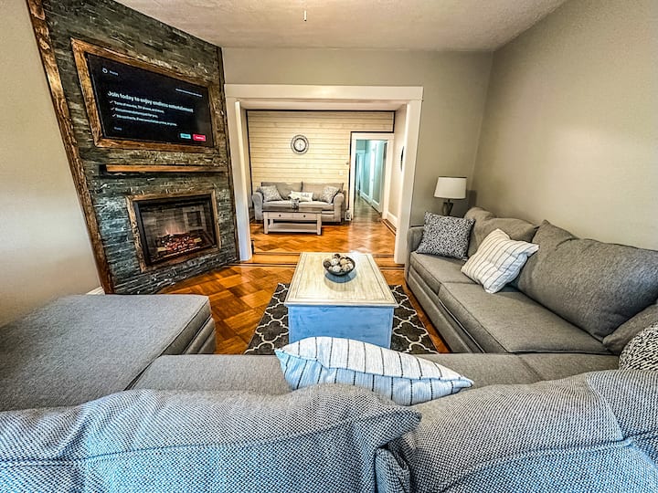 *The Allen House* Gorgeous Apartment - Sleeps 8 - Albany, NY