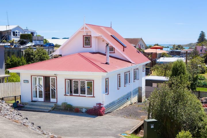 Large Bach In Raglan Central - Raglan