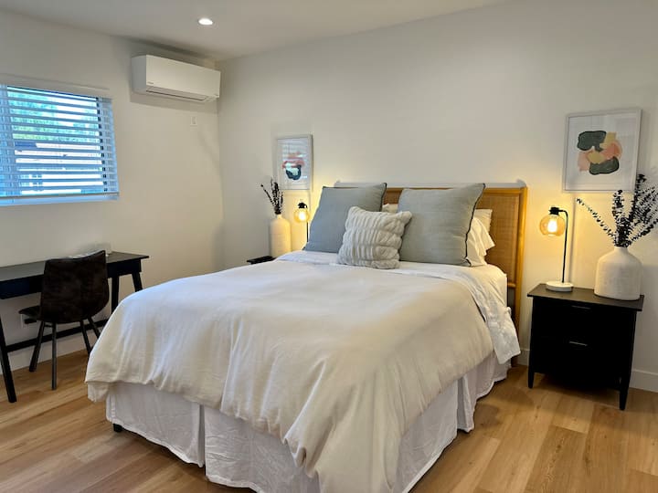 Suburban/la Valley Getaway W/ Kitchen & W/d - Topanga, CA