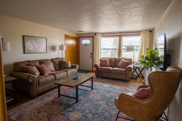Peaceful 4 Br W/ Garage + King Bed, 9 Min-downtown - Sioux Falls, SD