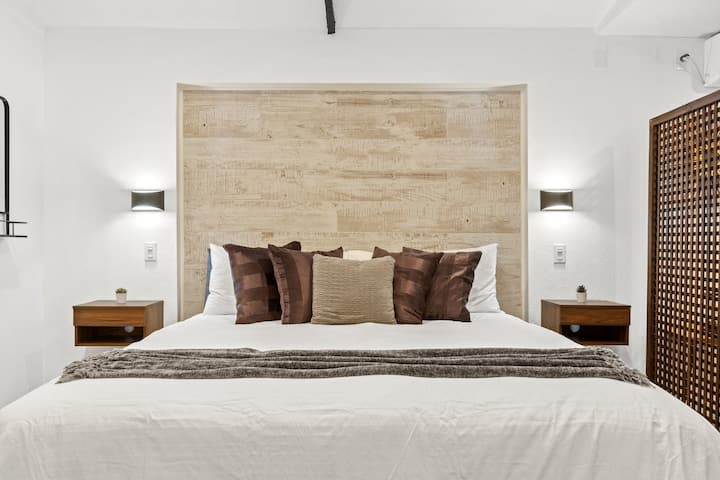 Lowery Park's Modern Hide-away - Tampa, FL