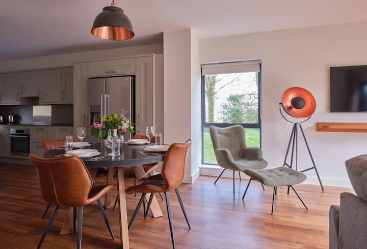 The Mole Resort, 2 Bedroom Meadow Lodge & Hot Tub - North Devon District