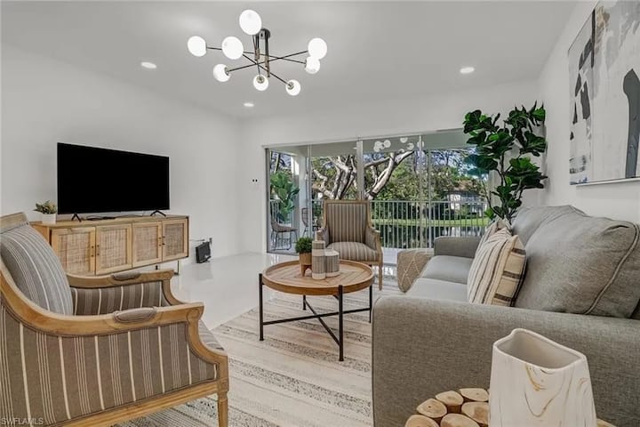 Gorgeous Naples Condo With Lake Views! - Naples, FL