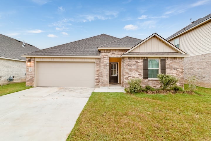 Spacious/open 4 Bedroom 3 Bath With Office - Lafayette
