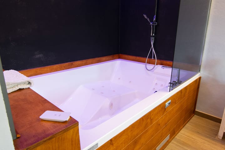White Elegance Junior Jacuzzi® - Radda in Chianti