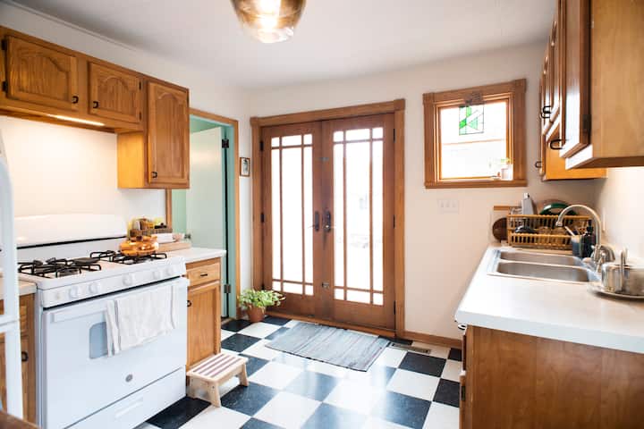 Cozy Creekside Bungalow - Minneapolis, MN