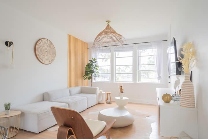 Stylish Hollywood Condo– Parks, Tennis & Beach - Hollywood, FL