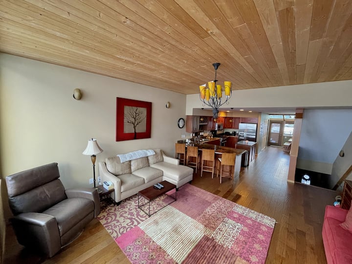 Girdwood Cozy Mountainside Condo - Alyeska, AK