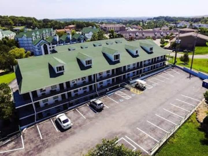 Hotel Room, Two Beds, Free Breakfast Fridge - Branson, MO
