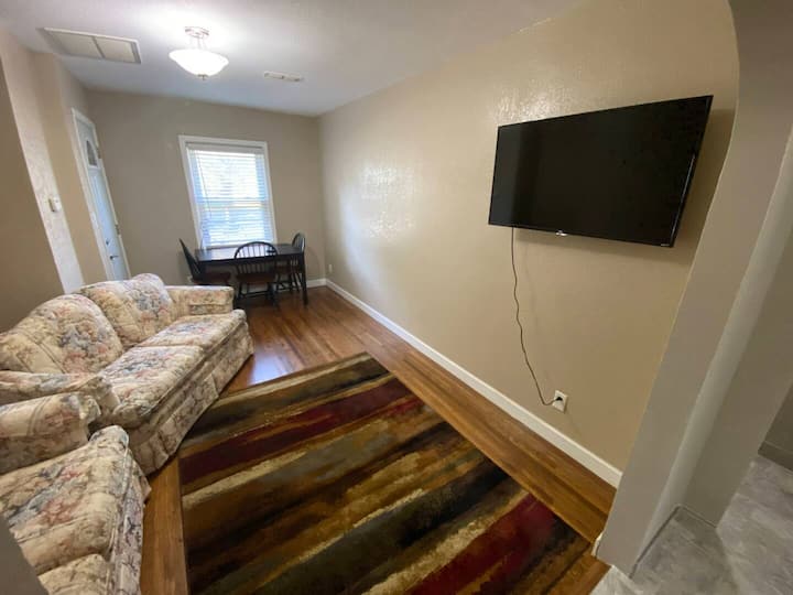 Clean & Simple Apt. Near Downtown/aggieville - Tuttle Creek State Park, Manhattan