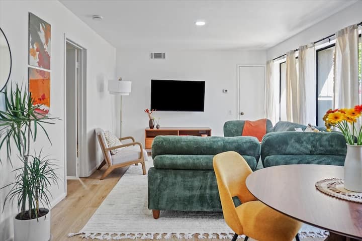 Bright 2bd Downtown Condo W/ Patio, Pool & Tennis - パーム・スプリングス, CA