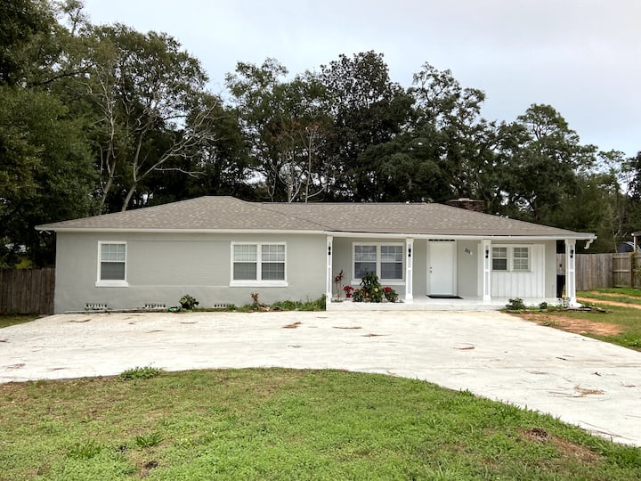Regal Retreat For Rest And Relaxation - Pensacola, FL