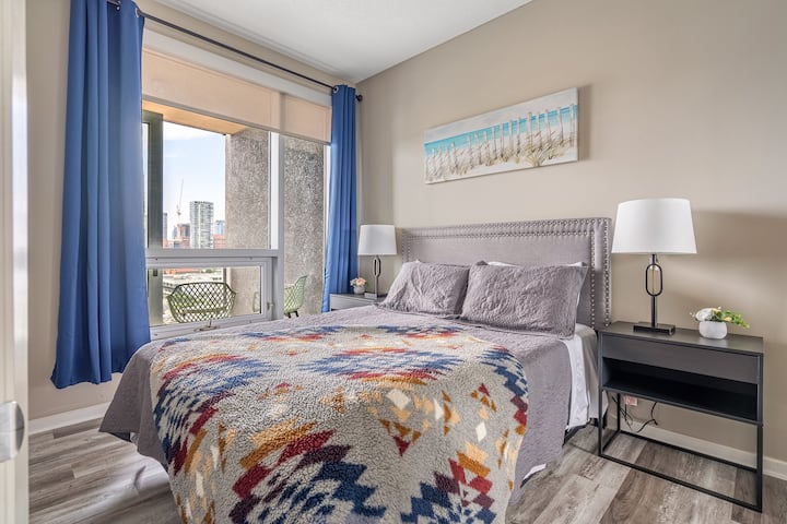 City Centre Retreat: 1br Condo With Desk - Calgary