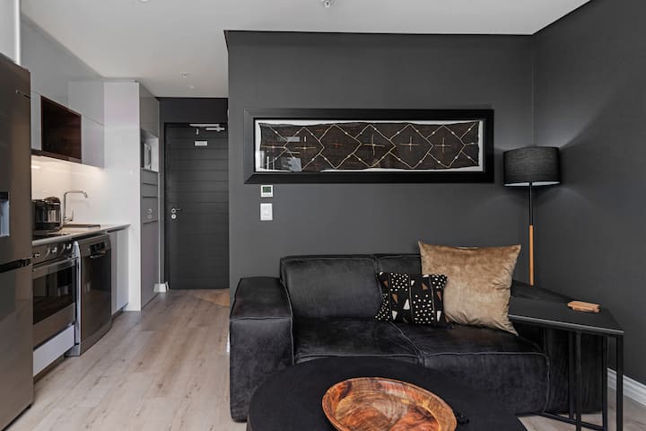 Chic Pad | 16 On Bree | Pool, Gym & Backup Power - Claremont