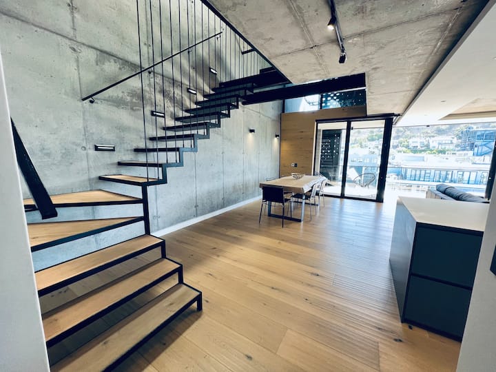3 Bedroom Luxury Penthouse (No Load Shedding) - Camps Bay