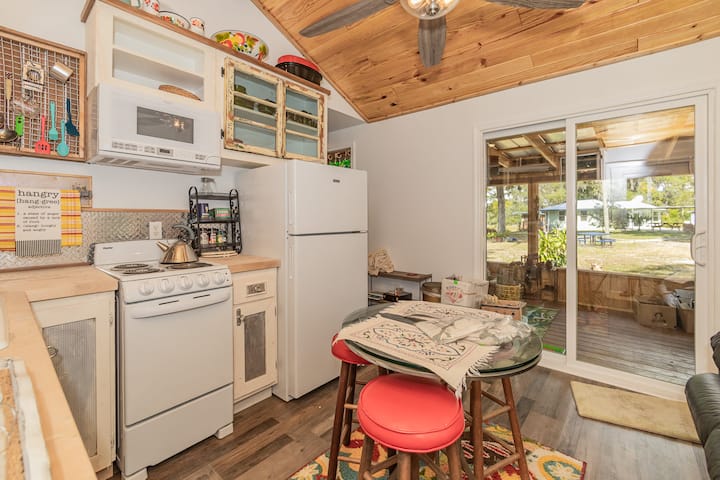 Lakefront 1br Tiny House W Porch - Inverness, FL