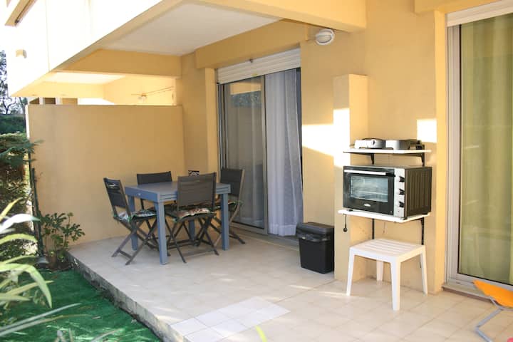 À 300 M De La Plage, Appartement T2 Avec Terrasse. - Fréjus