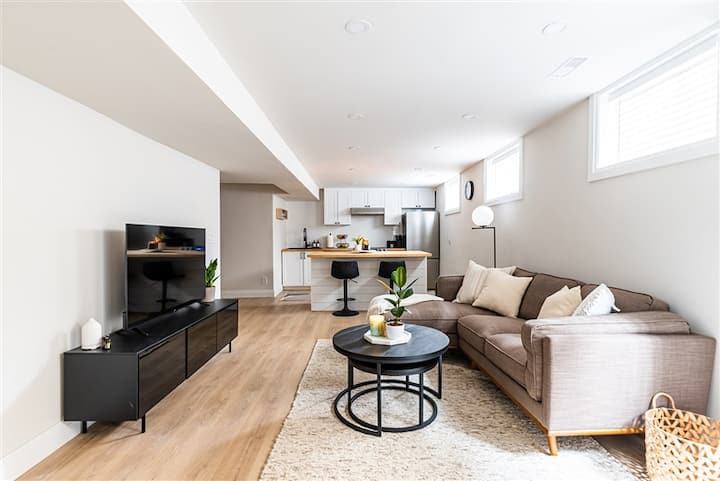 Home Away From Home-cali King+prime Location - Burlington