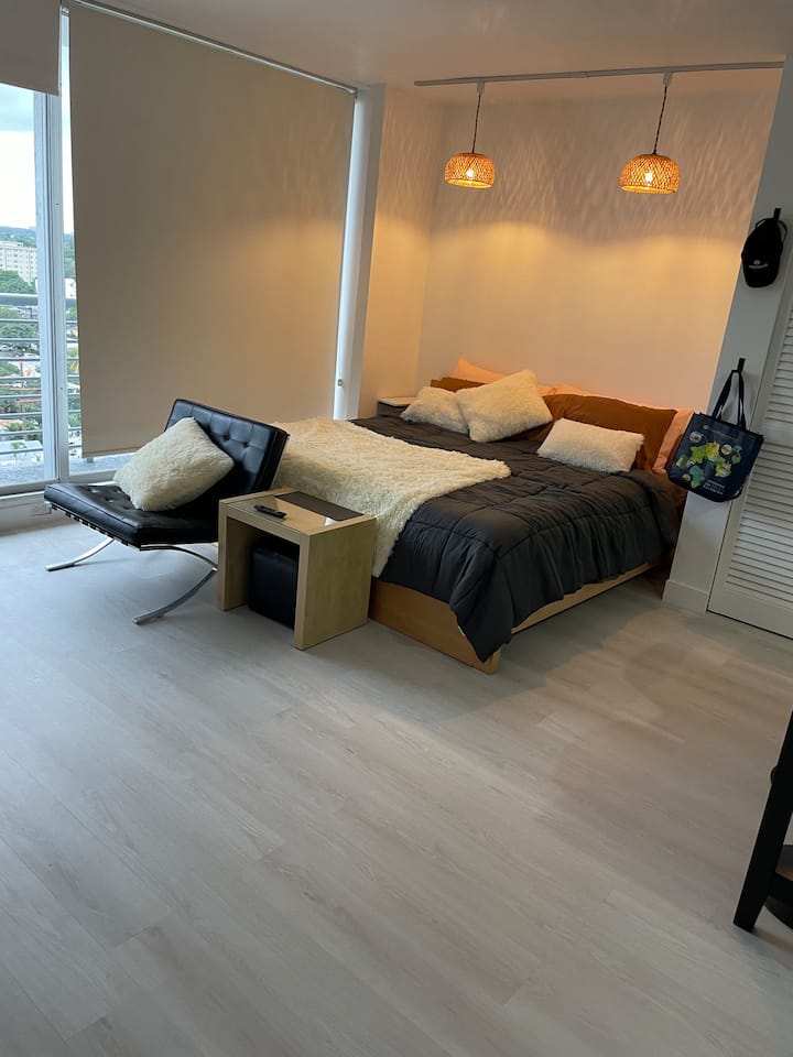 Downtown Studio King Bed Open City View Balcony - Hollywood, FL