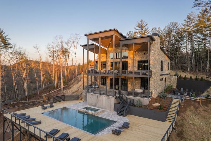 New Luxe Chalet | Large Pool, Hot Tub & Firepit - Blue Ridge, GA