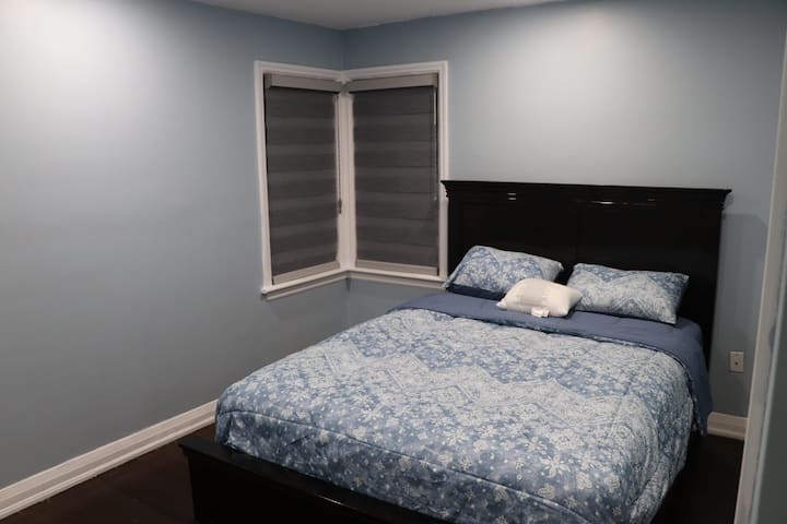 Stylish Deluxe Room - St. Catharines