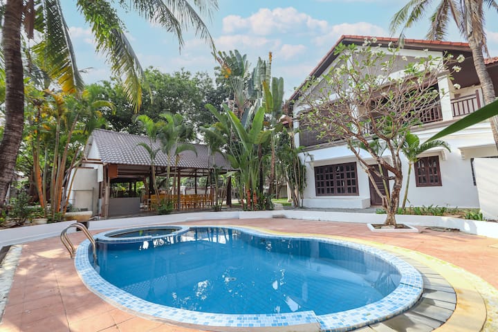 8 Bedroom Private Pool Villa (1 Km To Center ) - Cambodia