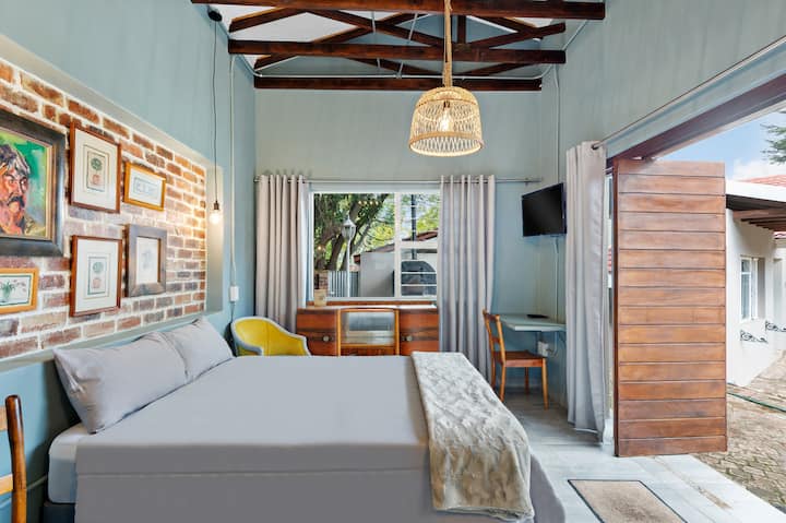Studio Unit Overlooking A Pool - Randburg