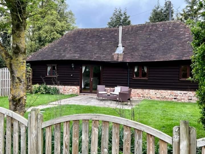 Cosy Lake View Cottage - Log Burner - Tenterden