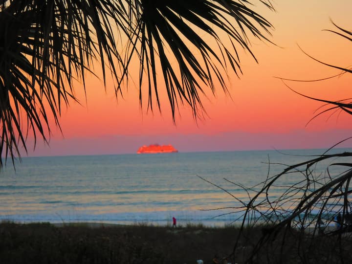 *Panoramic Ocean View On The Beach 2bd/2ba Condo* - Cocoa Beach, FL