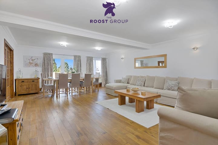 The Roost Group - 8-bed Home: Hot Tub Wifi Parking - Kent