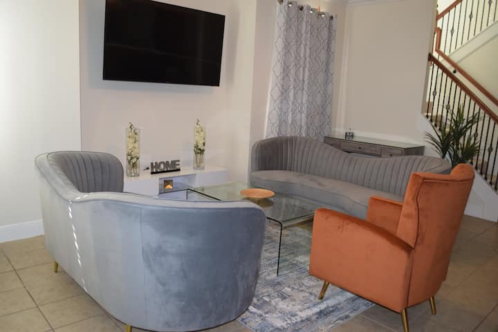 Gorgeous Townhome Near Dfw Attractions - Grand Prairie, TX