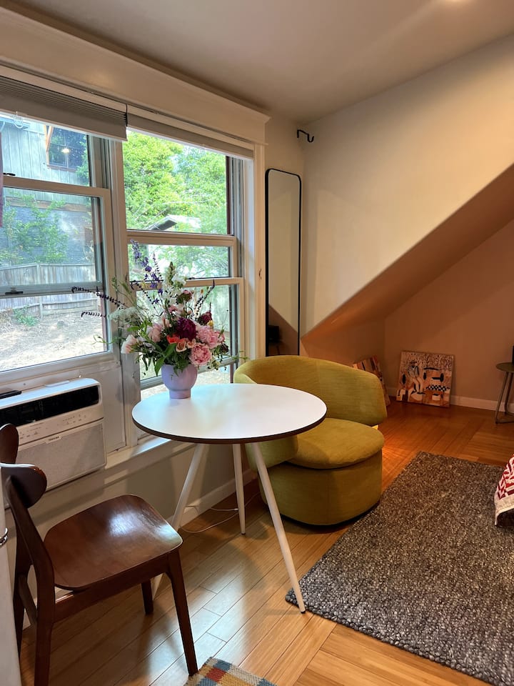 Cozy Loft Above Garage. Downtown - Nevada City, CA
