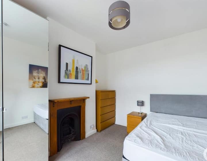 Spacious Double Room To Let - Northampton
