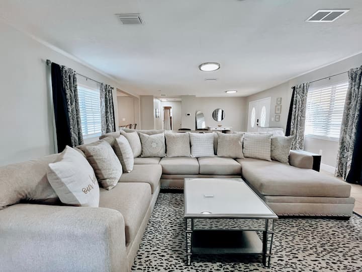 Walk To Raymond James Stadium! Pool/ Hot Tub Home! - Tampa Airport (TPA)
