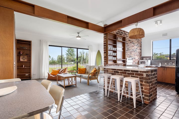 Fun Retro 2 Bedroom Apartment - Tuggerah