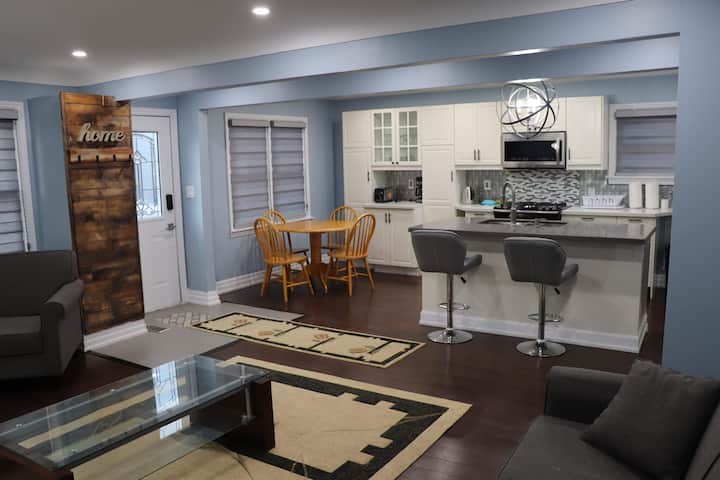 Stylish Deluxe Room - Saint Catharines