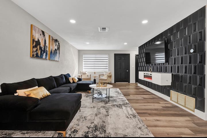 Luxury In The Gardens - Miami Gardens, FL