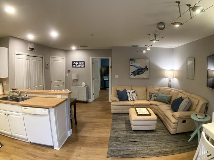 Lakefront Apartment W/ Pool & Spa -Great Location! - Orlando, FL