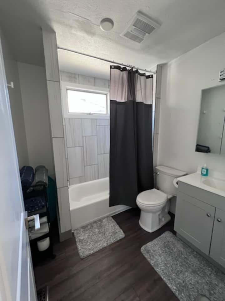 New Renovated Clean 3 Bed, 1.5 Bath. - Omaha, NE