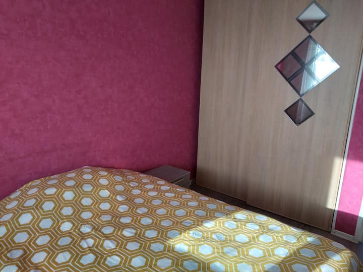 Chambre Au Pied Du Tram Et Métro - Bron