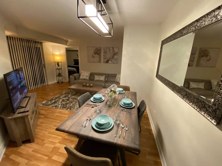 2br In Square One- Free Parking- Balcony - Mississauga