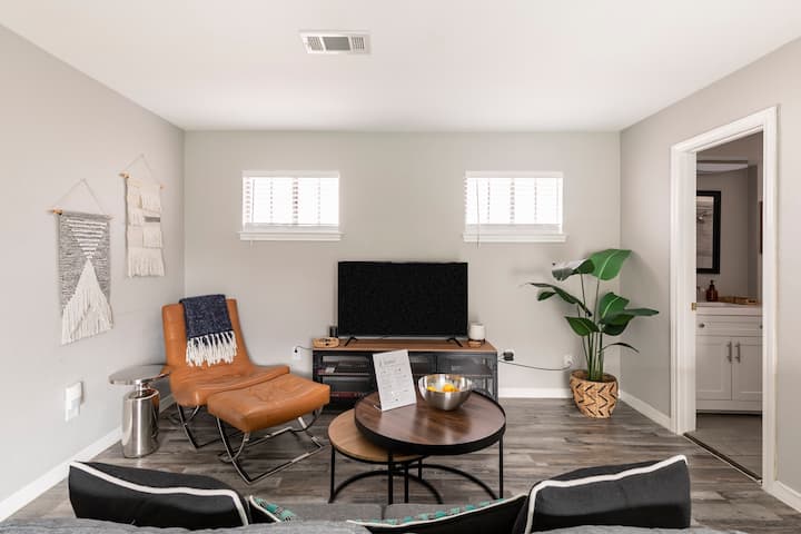 Urban Dallas Getaway + Wi-fi - Dallas, TX