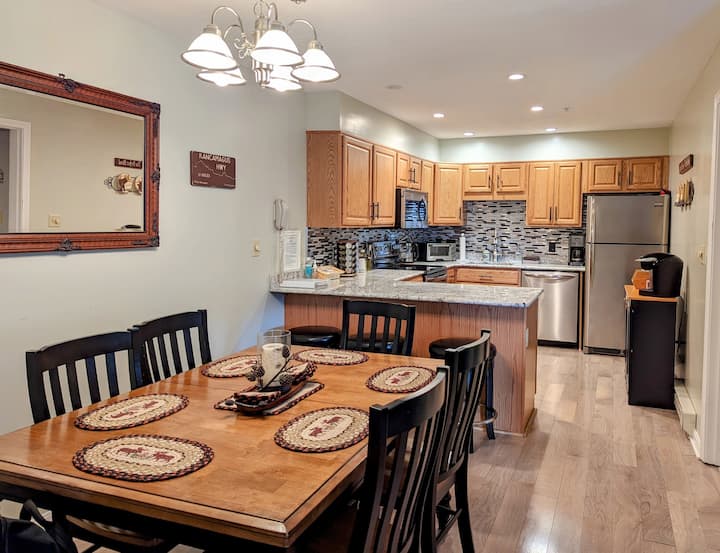 New! Lovely Mtn View Condo Near Loon- Pool, Hottub - Loon Mountain, NH