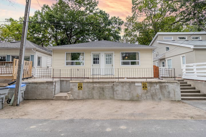 Cozy Beach Side Apartments (Bentley Suite) - Grand Bend