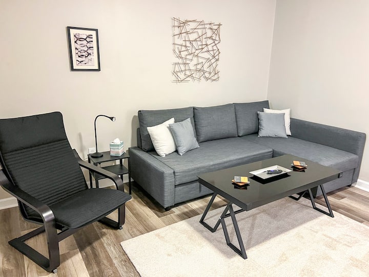 True Pgh Experience! Fast Wifi! + Free Parking! - Oakdale, PA
