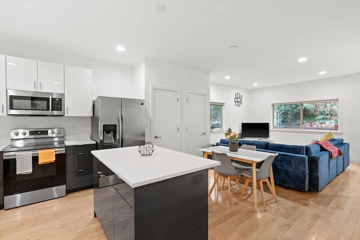 Vibrant 2bed-2bath Minutes From Airport & Downtown - Seattle, WA