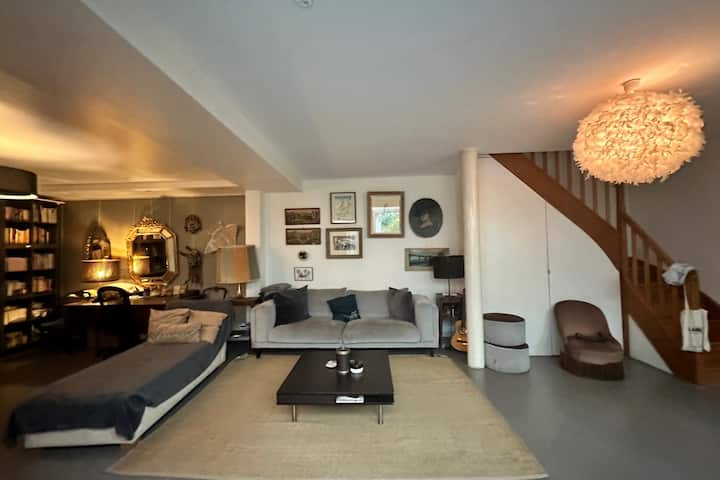 Comme Une Maison En Plein Paris - Paris