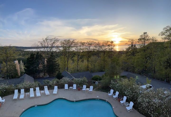 New! Stony Brook | Top Floor, Heated Pool, Lake Mi - Glen Arbor, MI