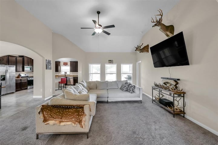 Charlee Rock Retreat - Stagecoach, TX